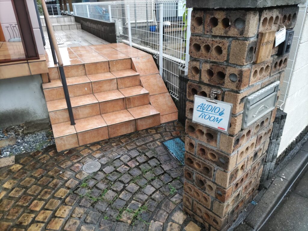 Cafe Audio Room へ行く｜65歳からアートを造る | カフカな人 65歳から美術のようなものを始める